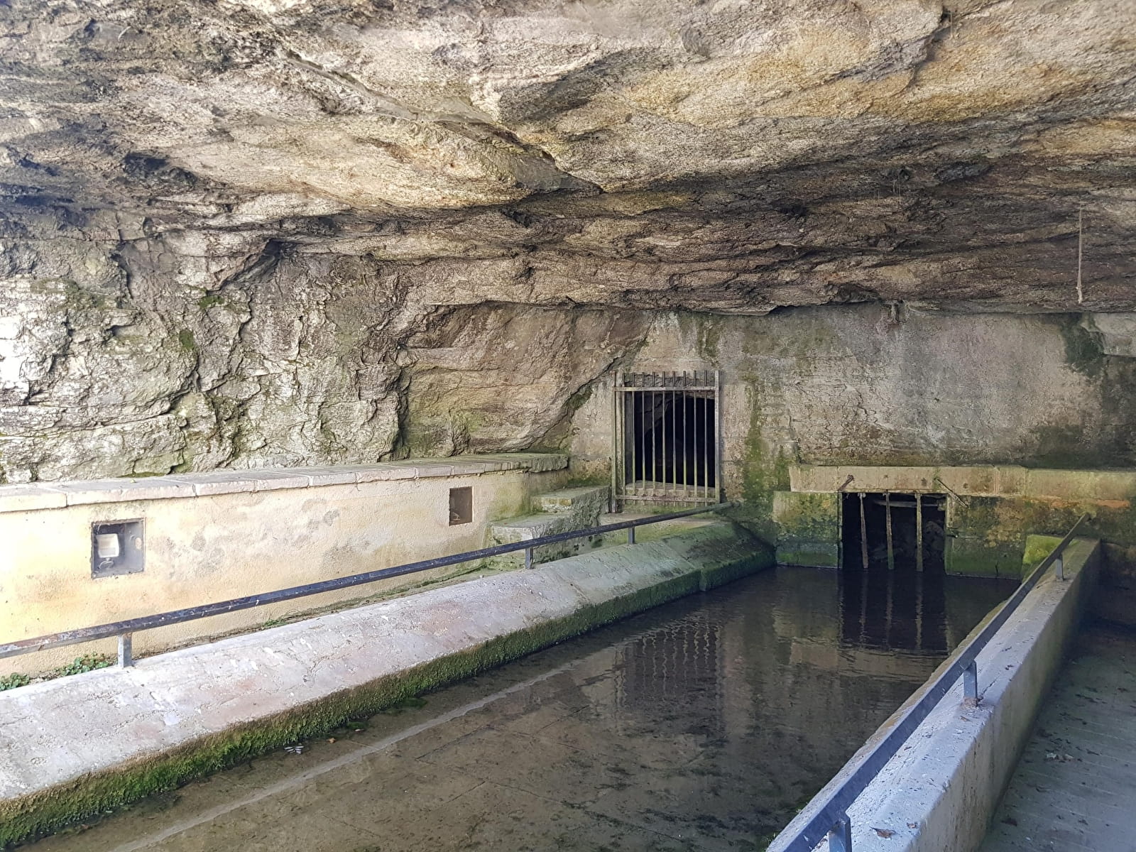 Le lavoir sous roche | Montagnes du Jura