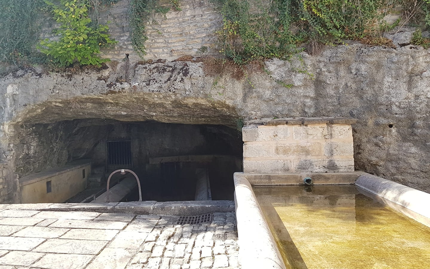 Le lavoir sous roche | Montagnes du Jura