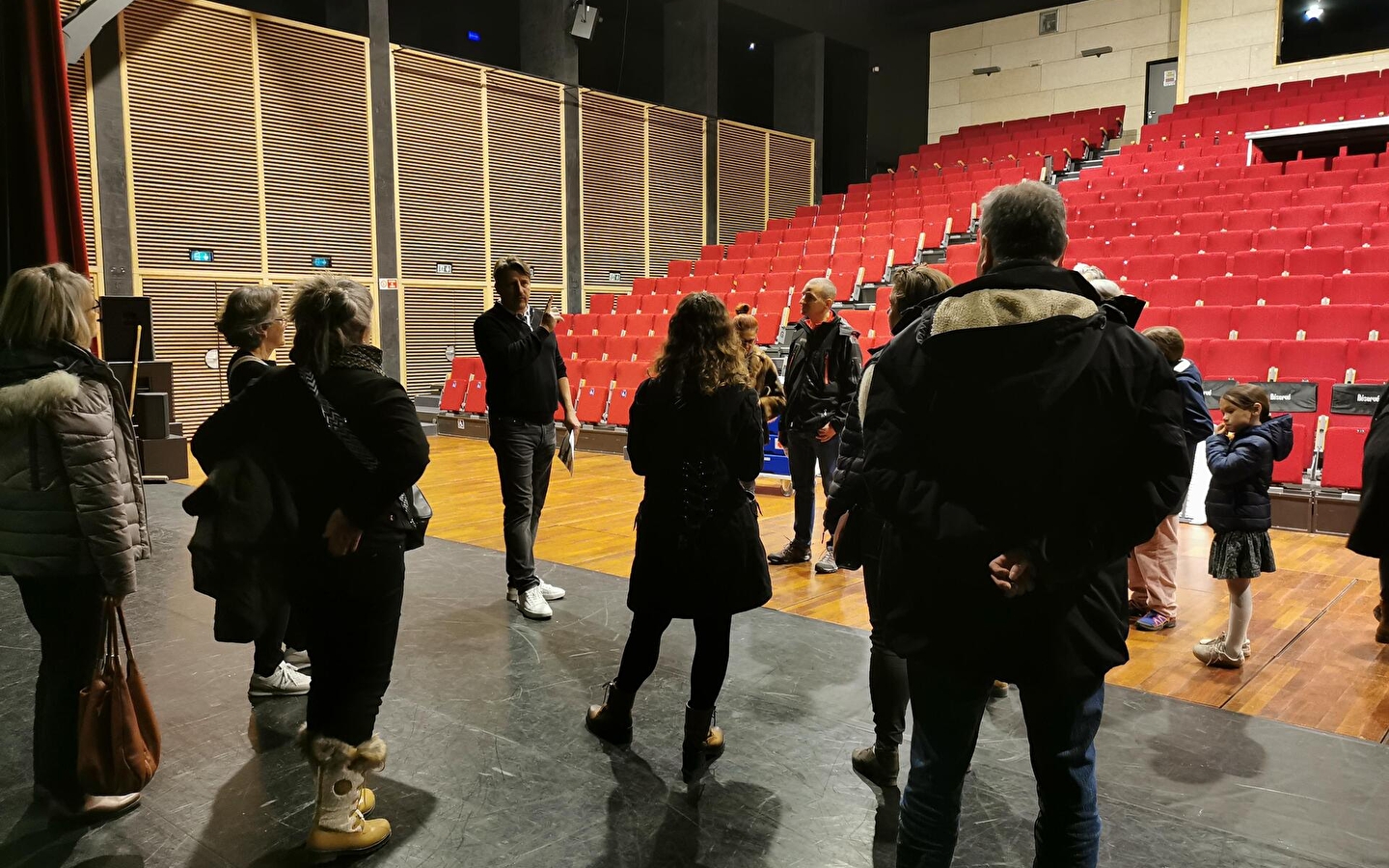 Visite du théâtre de l'Esplanade du Lac | Montagnes du Jura