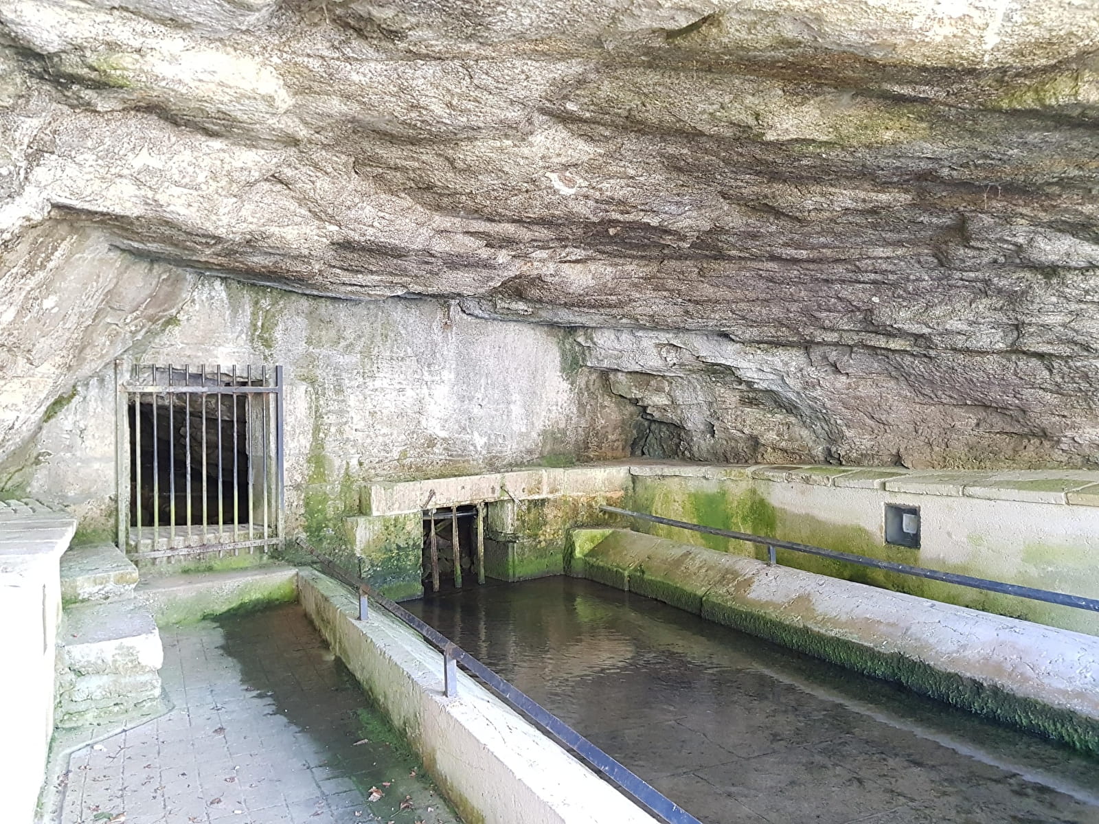 Le lavoir sous roche | Montagnes du Jura