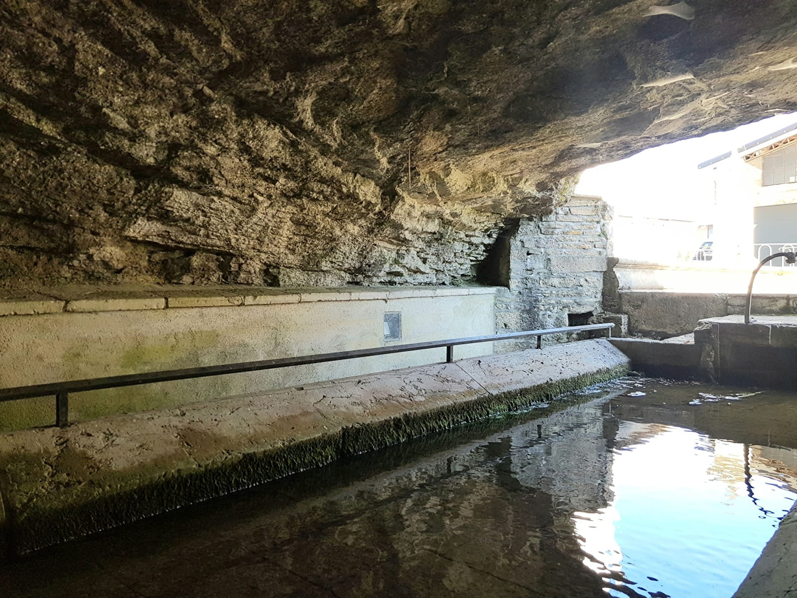 Le lavoir sous roche | Montagnes du Jura